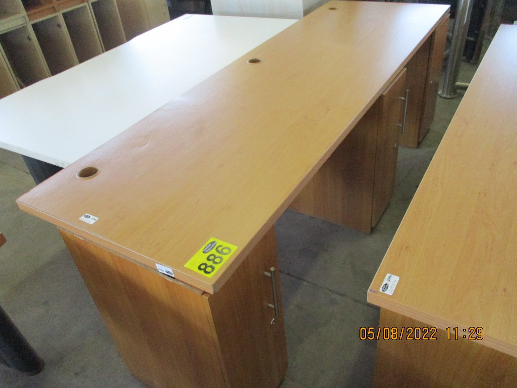886 - 1 X OAK OFFICE TABLE .. CONDITION: PLUS 15% VAT & 10% BUYERS PREMIUM