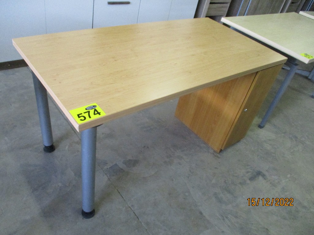 574 - 1 X OAK OFFICE TABLE .. CONDITION: PLUS 15% VAT & 10% BUYERS PREMIUM