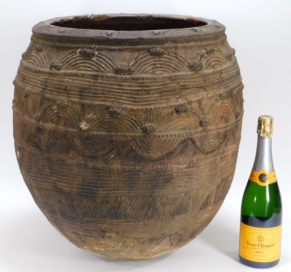 LG Chinese Southeast Asian Archaic Style Pot | Barnebys